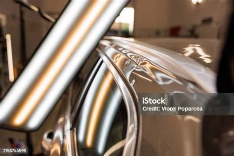 눈에 띄는 찌그러진 곳이 보이는 자동차 문의 상세 사진 알로이 휠과 자동차 조명이 배경에서 볼 수 있습니다 차에 대한 스톡 사진