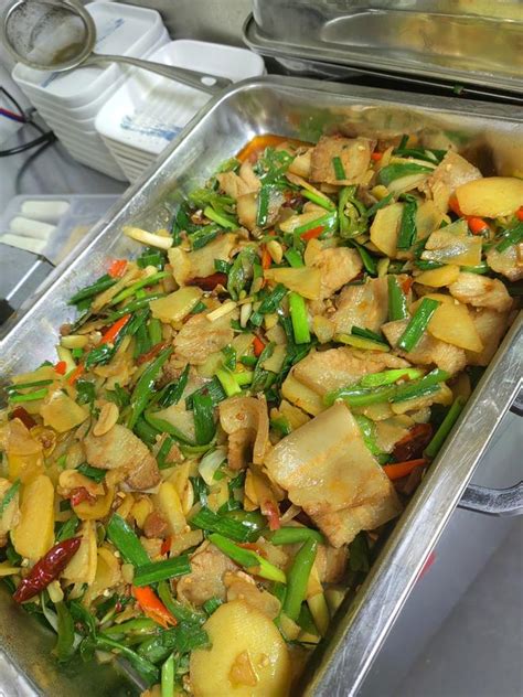 【蒜苗回锅肉的做法步骤图，蒜苗回锅肉怎么做好吃】格式化啦啦下厨房