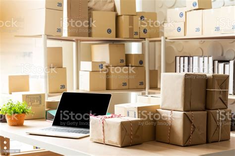 선반에 소포 상자와 테이블에 노트북 근처에 배치 컬러 쇼핑 백 홈 오피스 포장에서 온라인 쇼핑에 중소기업 사업은 인기있는 사업이다 경제에 대한 스톡 사진 및 기타 이미지