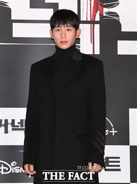 커넥트 정해인 말끔한 블랙 슈트 자태 [포토] 네이트 뉴스