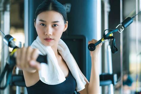 Premium Photo Portrait Of Young Woman Exercising At Gym