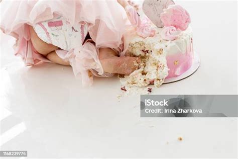 첫 번째 생일 오렌부르크 러시아 05042019 기저귀 허기스의 어린 소녀가 생일을 축하하고 분홍색 케이크를 부러 뜨렸습니다 12 23 개월에 대한 스톡 사진 및 기타