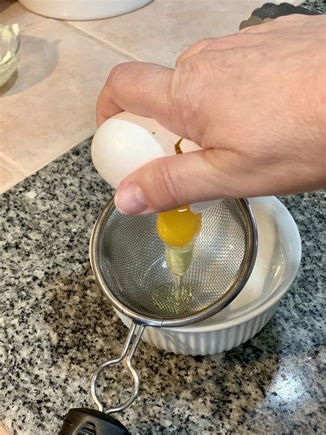 How To Poach An Egg The Tiny Fairy How To Poach An Egg The Tiny Fairy
