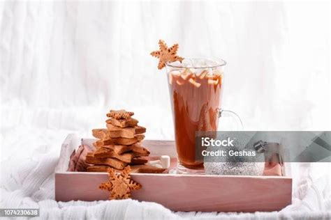 마 시 멜로 진저 쿠키 트레이에 흰색 니트 담요와 핫 초콜릿의 컵 아늑한 겨울 느낌입니다 기쁜 성 탄과 새 해 복 많이 받으세요입니다 가정 생활에 대한 스톡 사진 및 기타