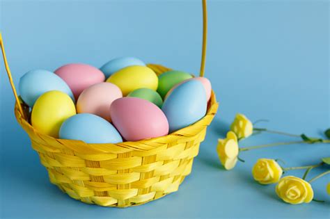 작은 꽃이 옆으로 노란색 바구니에 부활절 달걀과 파란색 배경에 텍스트를위한 공간을 복사 4월에 대한 스톡 사진 및 기타 이미지