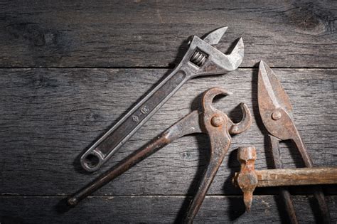 오래 된 나무 테이블의 배경에 사각 골 판지 상자를 엽니다 갈색에 대한 스톡 사진 및 기타 이미지 갈색 경관 고풍스런