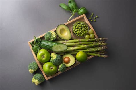 녹색 건강 식품 깨끗 한 먹는 야채 아스파라거스 오이 바 질 녹색 완두콩 아보카도 브로콜리 라임 사과 포도 어두운 배경에 브로콜리 평면도 개념에 대한 스톡 사진 및 기타