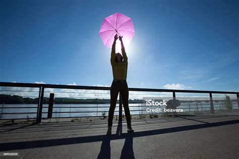 분홍색 우산을 들고 있는 여성의 검은 불빛이 켜진 이미지 명랑한에 대한 스톡 사진 및 기타 이미지 명랑한 분홍 사진 이미지 Istock