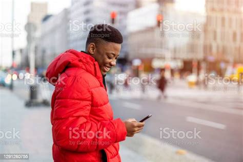 도시 환경에서 야외에서 스마트 폰을 사용하는 젊은 남자 18 19세에 대한 스톡 사진 및 기타 이미지 18 19세 25 29세 가을 Istock