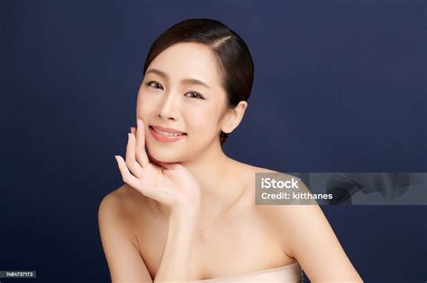 파란색 배경에 깨끗하고 신선한 피부를 가진 아름다운 젊은 아시아 여성 얼굴 관리 페이셜 트리트먼트 미용 미용 및 스파 아시아 여성 초상화 25 29세에 대한 스톡 사진 및