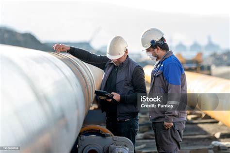 비파괴 테스트 기술자는 초음파 테스트 방법으로 파이프의 용접을 검사하고 있습니다 초음파 테스트는 종종 강철 및 기타 금속 및 합금에서 수행됩니다 검사 보기에 대한 스톡 사진