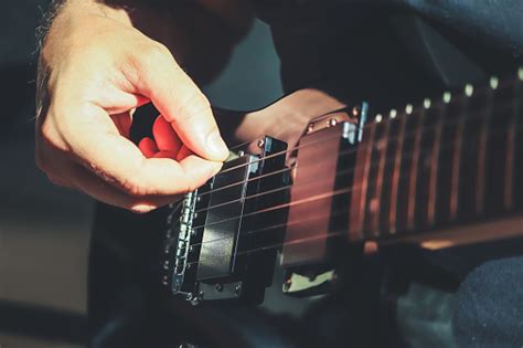 기타 를 연주 기타리스트의 손 동적 모션 음악 라이프 스타일 배경입니다 매크로 클로즈업 기타 연주자에 대한 스톡 사진 및 기타 이미지 Istock