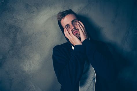 고독 마약 즐긴다 사람들 라이프 스타일 나쁜 생활 개념입니다 슬픈 불행 무서 워 두려워 긴장 지친 피곤된 피곤된 남자의 얼굴에 손을 할 수 있는 알고 하지 않습니다 들고