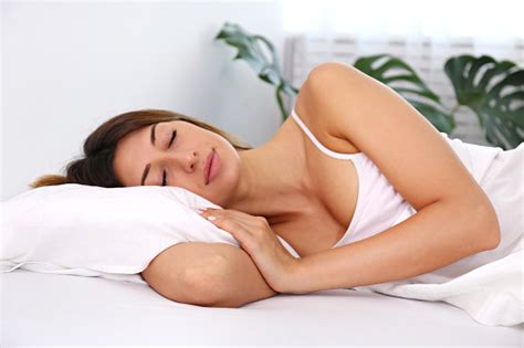 아침에 깨어난 후 침대에 있는 젊은 아름다운 여성 졸린 갈색 머리 여성 만족 얼굴 표정 건강한 졸린 하빗 개념 세로 복사 공간 배경을 닫습니다 갈색 머리에 대한 스톡 사진