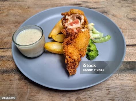 웨지 감자 완두콩 브로콜리 당근 버섯 소스를 곁들인 맛있는 치킨 꼬르동 블루 음식 메뉴 0명에 대한 스톡 사진 및 기타 이미지 Istock