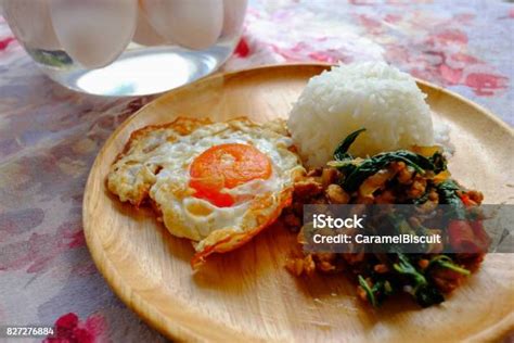밥 볶음된 매운 바 질 돼지고기와 함께 짭짤한 계란 및 소금 계란의 Bolw 가금류에 대한 스톡 사진 및 기타 이미지 가금류 굽기 길거리 음식 Istock