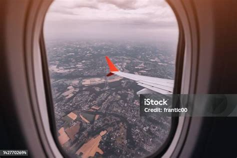 휴가 또는 비즈니스 비행 중 창문에서 비행기 날개보기 착륙 접근 중 시골에 들판이있는 풍경 경관에 대한 스톡 사진 및 기타 이미지 Istock