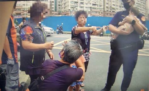 暖警充當奶爸2迷路幼童安全回到媽媽身邊