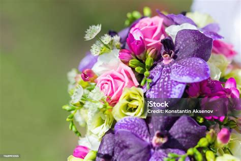 프리샤 핑크 장미와 보라색 난초와 아름다운 신부 꽃다발 전통적인 신부의 액세서리와 사랑과 결혼의 상징 개인 장식품에 대한 스톡 사진 및 기타 이미지 Istock