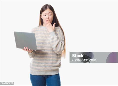 Photo Libre De Droit De Jeune Femme Chinoise Sur Fond Isolé À Laide De