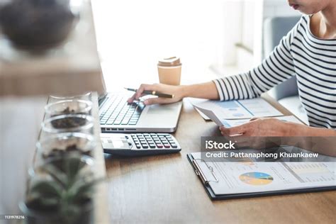여성 회계사 계산 감사 및 계산기 및 노트북 비즈니스 금융 회계 금융 경제 저축 은행 개념을 수행 하 여 재무 그래프 데이터를 분석 개념에 대한 스톡 사진 및 기타 이미지