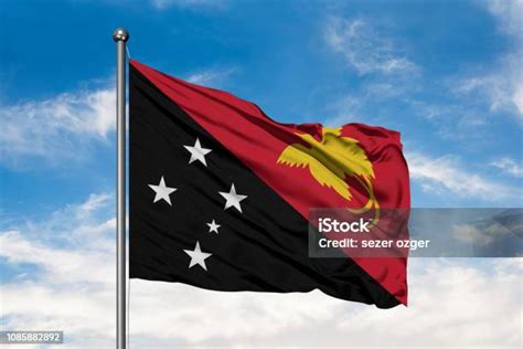흰 구름 푸른 하늘에 대 한 바람에 물결치는 파푸아 뉴기니의 국기 기니 플래그입니다 구름에 대한 스톡 사진 및 기타 이미지 구름 국가 국기 Istock