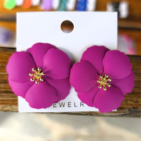 ТРИИЗМЕРНИ ЦВЕТЯ олекотени метални матови обеци в цвят фуксия циклама с размери 3 5 на 3 5 см