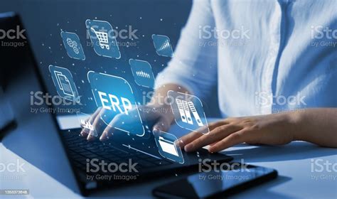 엔터프라이즈 리소스 계획 또는 Erp 개념입니다 디지털 가상 화면에 아이콘이있는 랩톱 컴퓨터에서 일하는 사업가 문서 관리 시스템
