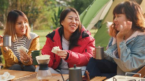 행복한 아시아 친구들의 클로즈업 그룹은 아침에 캠핑 캐러밴과 함께 휴가에서 아침 식사로 뜨거운 커피 한 잔을 마시고 이야기합니다 라이프 스타일 여행 자연 아시아인에 대한