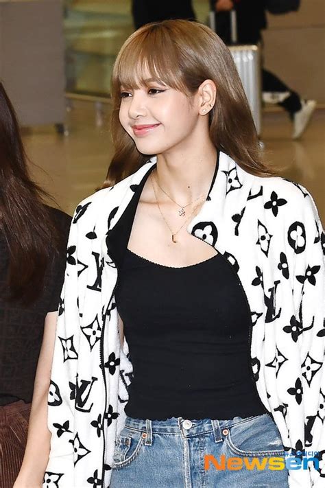 Blackpinks Lisa Touched Jennies Butt And She Couldnt Keep It