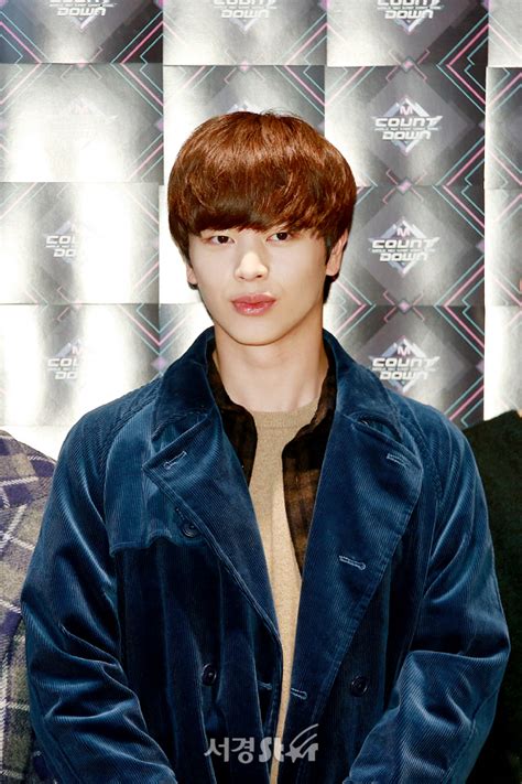 비투비 육성재 촉촉한 하트입술 엠카운트다운 서울경제
