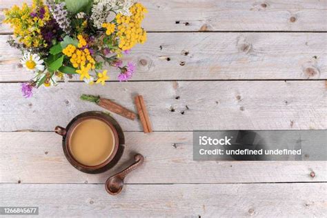 오래된 나무 테이블에 계피와 꽃이 있는 커피 한 잔 가을 꽃꽂이 추상적 배경 평면 평지 최소한의 휴일 개념 추수 감사절 엽서 0명에 대한 스톡 사진 및 기타 이미지 Istock