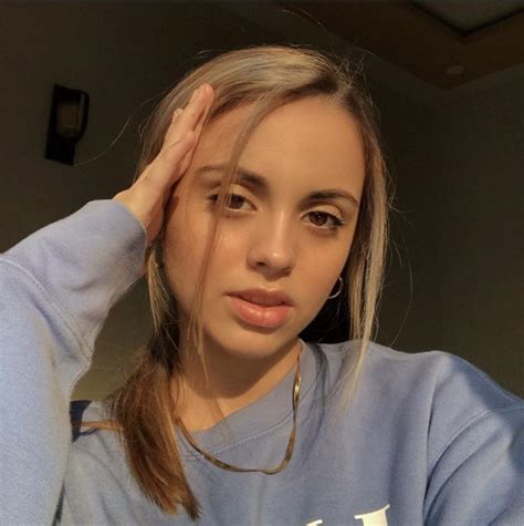 Alina Hayat Scrolller