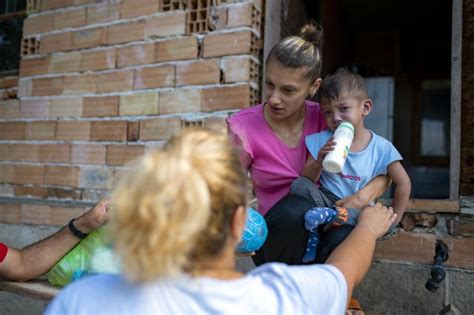 От къща на къща от семейство на семейство мобилен екип от социални работници подкрепят