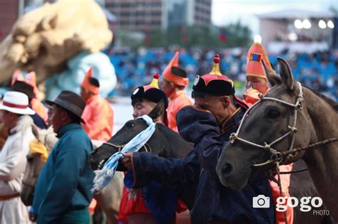 ФОТО Уяач Э Улаанхүүг үзэгчид уухайлан угтлаа