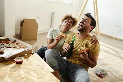 그들의 개조 아파트에서 피자를 먹는 동안 즐거운 시간을 보내는 쾌활한 커플 2명에 대한 스톡 사진 및 기타 이미지 2명 Diy 가사 집안일 Istock