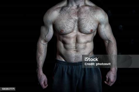 완벽한 모습 6팩을 가진 몸통은 검은 색 배경에 매력적으로 보입니다 지친 훈련과 적절한 영양의 거대한 근육으로 근육 몸통 근육 몸통 팁 달성 건강한 생활방식에 대한 스톡