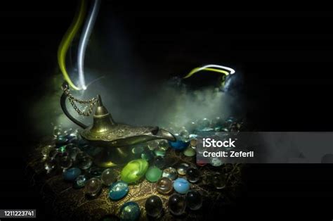 소원 개념의 램프 앤티크 알라딘 아라비아 의 밤 요정 스타일의 오일 램프 와 부드러운 밝은 흰색 연기 어두운 배경 골동품에 대한 스톡 사진 및 기타 이미지 Istock