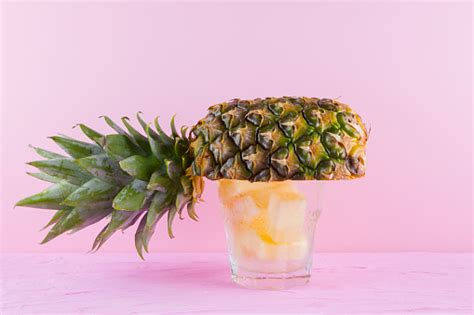 파인애플과 분홍색 배경에 물을 주입 파스텔 배경에 파인애플의 절반 파인애플과 얼음을 곁들인 칵테일 Minimalism 복사 공간 건강한 식생활에 대한 스톡 사진 및 기타