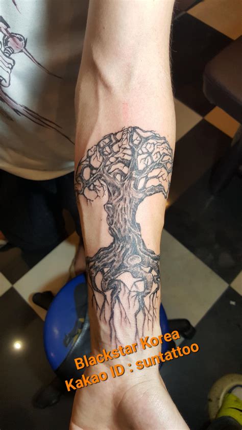 타투어때 팔 하박 블랙앤 그레이 나무 타투