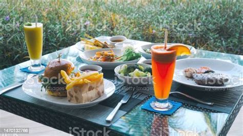 다양한 음식의 테이블 바보 고기 스테이크 쇠고기 버거 샐러드 및 야채 0명에 대한 스톡 사진 및 기타 이미지 0명 가득 찬 건강한 생활방식 Istock