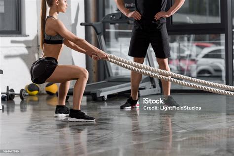 체육 보디 빌딩 체육관에 로프와 함께 밖으로 일에 보고 하는 트레이너의 자른된 이미지 근육질 체격에 대한 스톡 사진 및 기타 이미지 근육질 체격 남자 다리 신체 부분
