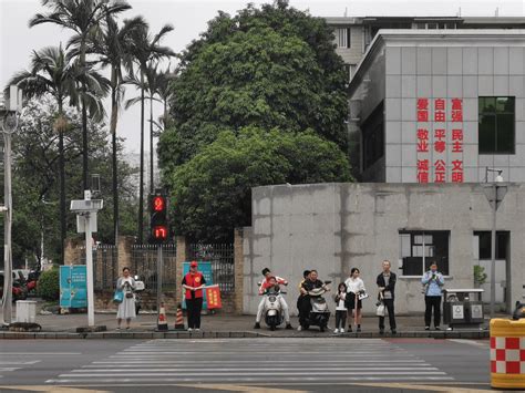 文明出行你我他 道路畅通靠大家——柳州市城市管理信息中心开展文明交通劝导志愿活动市民