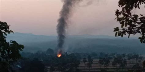 ပခုက္ကူခရိုင်၌ ပြည်သူ ၃ ဦးကို Pdf ဟုစွပ်စွဲပြီး စစ်တပ်က ဖမ်းဆီး၊ ထီးလင်းမြို့နယ်တွင် ရွာမီးရှို့