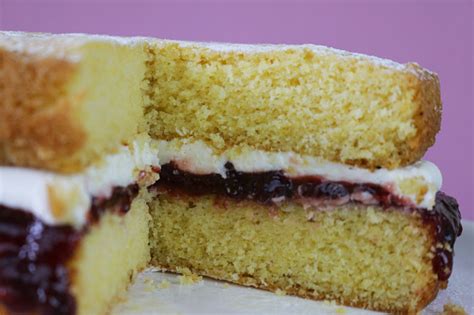 얇게 썬 빅토리아 스폰지 케이크의 이미지 화이트 플레이트에 잼과 버터 크림으로 가득 라일락 핑크 배경에 아이싱 설탕으로 먼지 0명에 대한 스톡 사진 및 기타 이미지 Istock