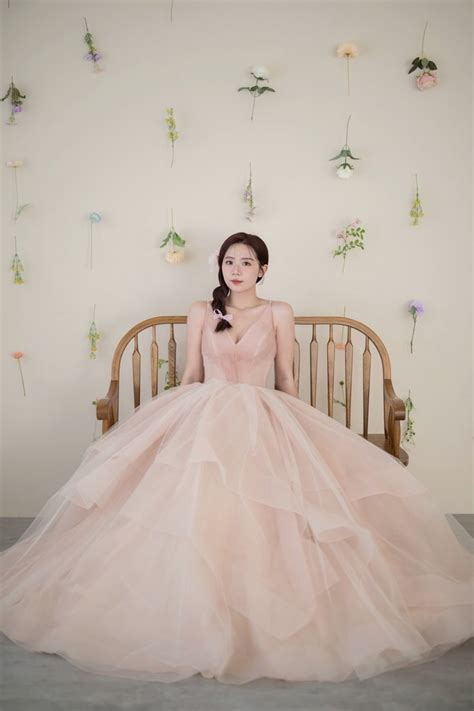 一點點一點點的 慢慢用美好的事情把自己拼起來 每天都收到好多鼓勵的訊息 是妳們的溫暖，把我從黑暗裡拉出來 會好的，遲早 我們一起等待大雨後的