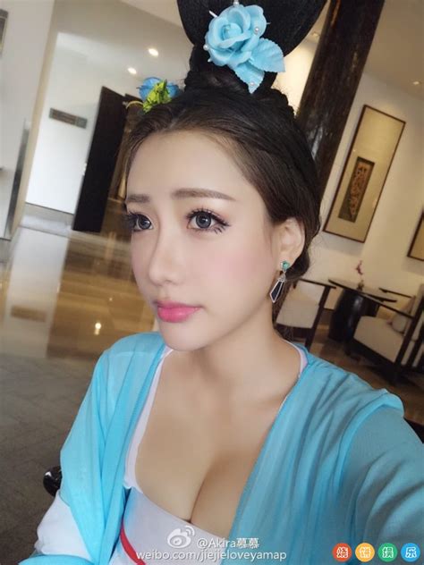 中國女模Akiki 示範最傳統方法採摘的乳前龍井 Jdailyhk