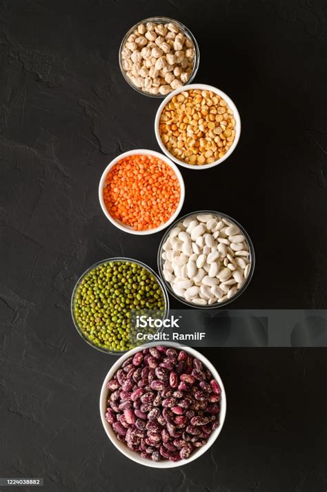 식물성 단백질의 다양한 공급원 콩 렌즈콩 완두콩 병아리 콩 그릇에 녹두 채식주의자와 채식주의자를 위한 건강한 균형 잡힌 식단 0명에 대한 스톡 사진 및 기타 이미지 Istock