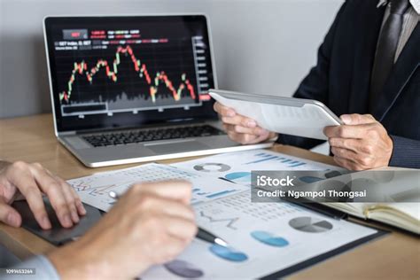 투자 무역 프로젝트 및 파트너 재정 및 회계 개념와 증권 거래소에 거래의 전략 계획 회의에 사업 팀 협업 팀워크 분석 데이터 거래자에 대한 스톡 사진 및 기타 이미지