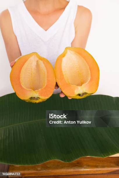 바나나 잎에 파파야 과일의 절반 향기로운 열대 과일 펄프 달콤한 신선한 파포 원시 채식 음식 파포 포포 산맥 남아메리카 인도 미얀마 태국의 바스콘셀레아 사춘기 건강한 생활